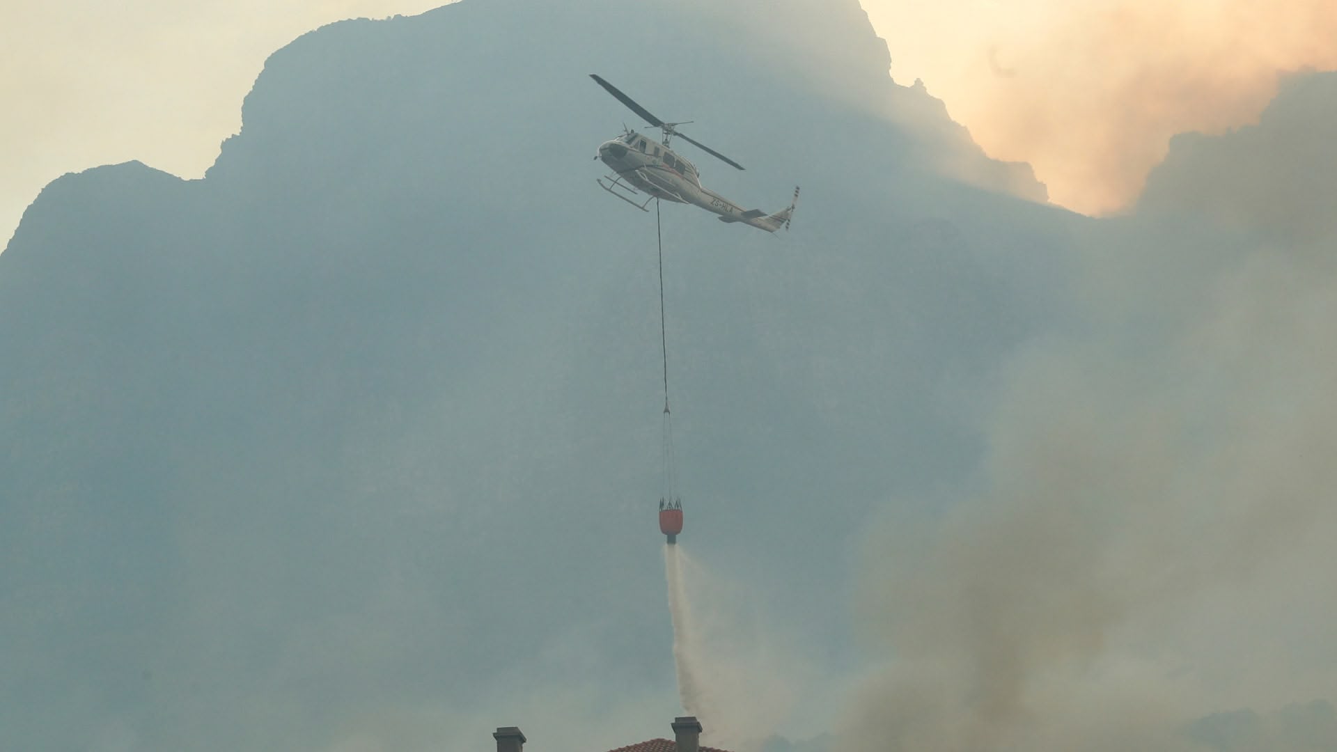 Residents Flee Table Mountain Fire 19/04/21 | Sky.com